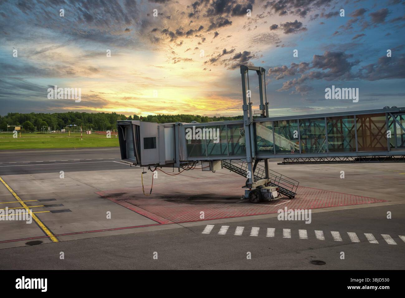 Jet bridge from an airport terminal gate Stock Photo - Alamy