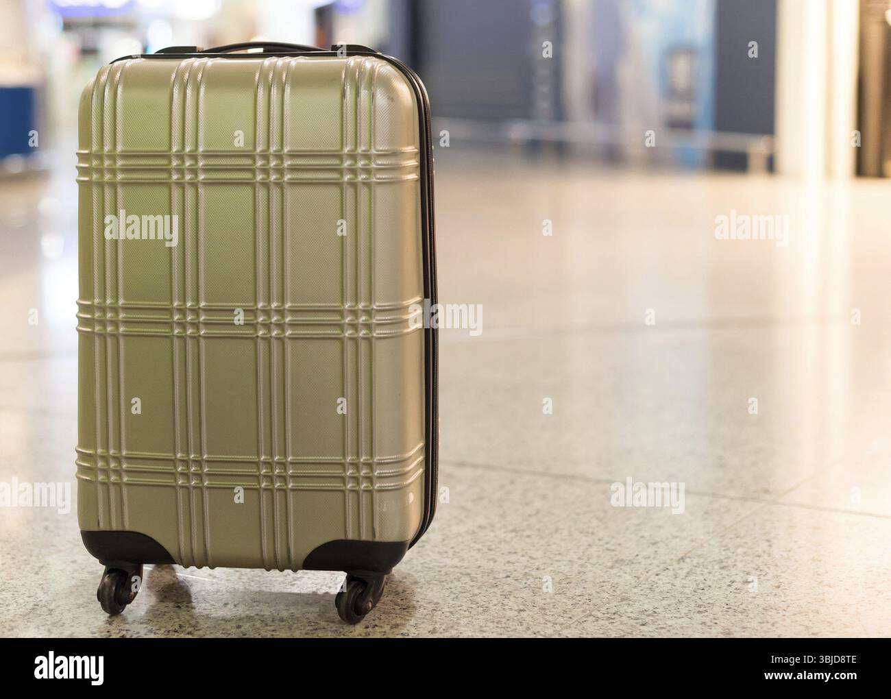 Forgotten travel bag in airport hi-res stock photography and images - Alamy