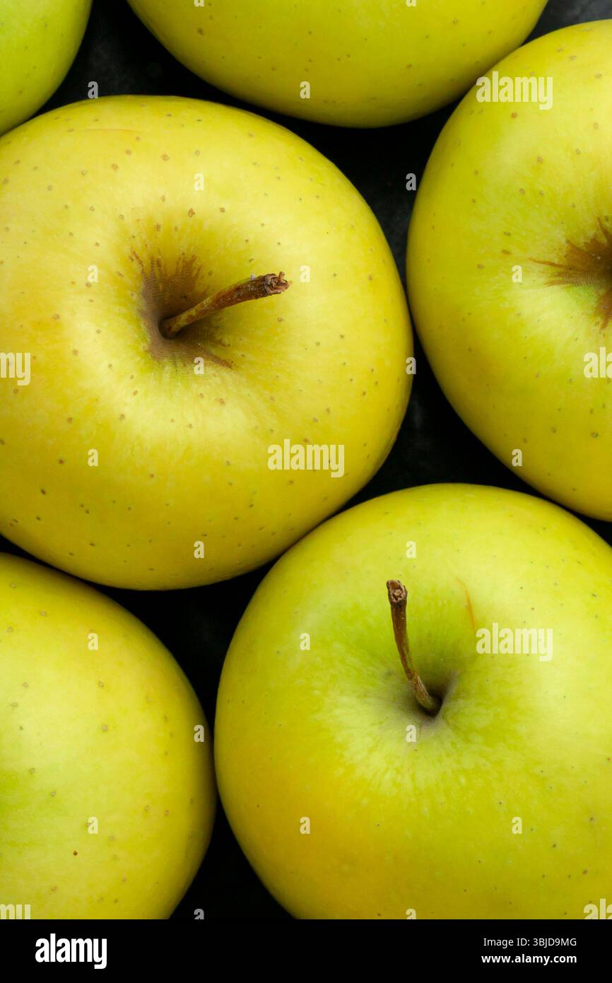 Top view of green apple fruit Stock Photo - Alamy