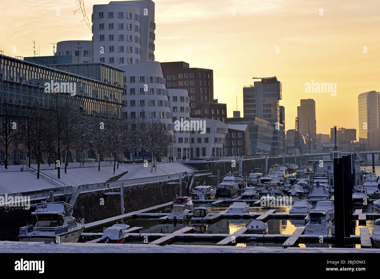 It is a prime example of professional urban development: Duesseldorf's Media Harbour. World ...