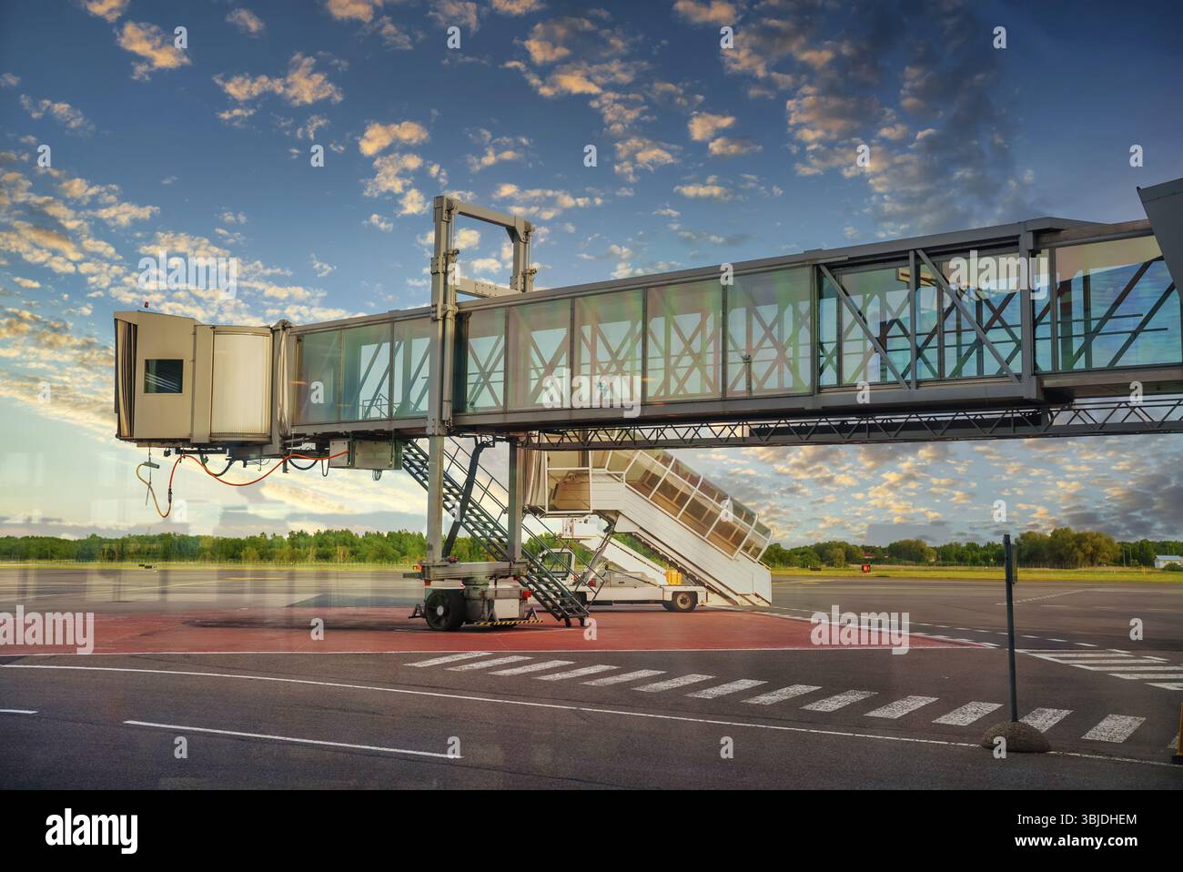 Jet bridge from an airport terminal gate Stock Photo - Alamy
