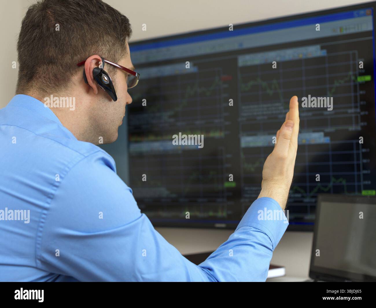 Angry stock trader in front of computer Stock Photo - Alamy
