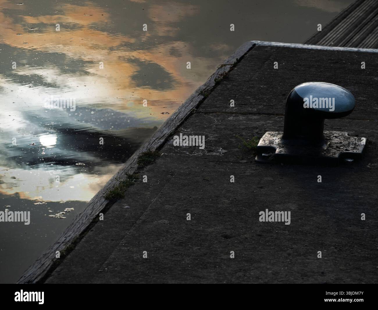 Mooring post by Abingdon Lock and Weir over the Thames. These scenic ...
