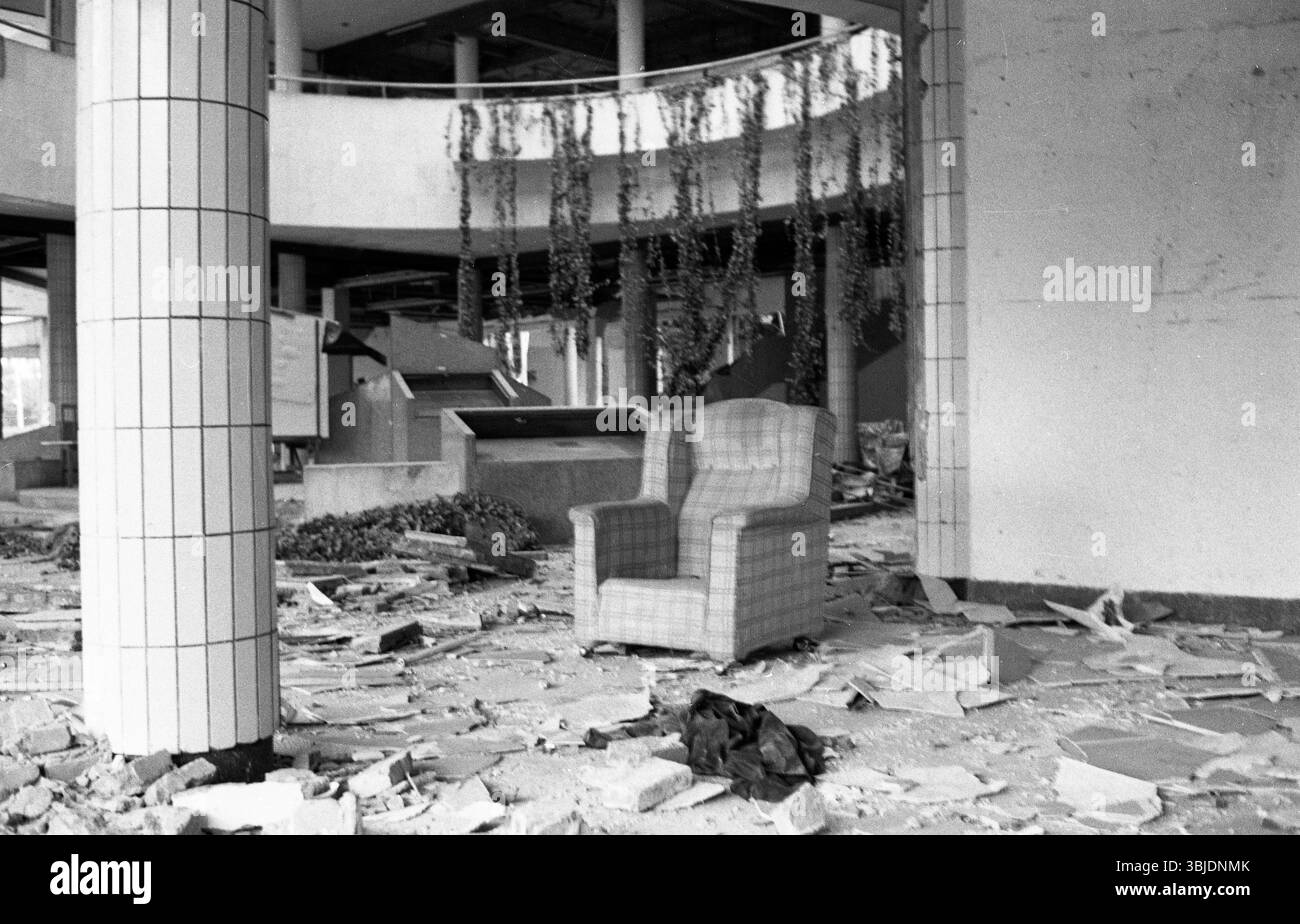 Abandoned industrial hall hanging hi-res stock photography and images ...