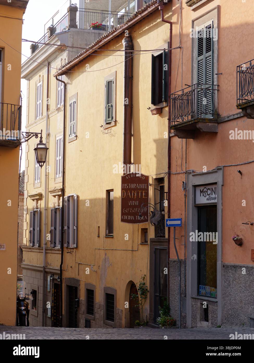Quant italian street hi-res stock photography and images - Alamy