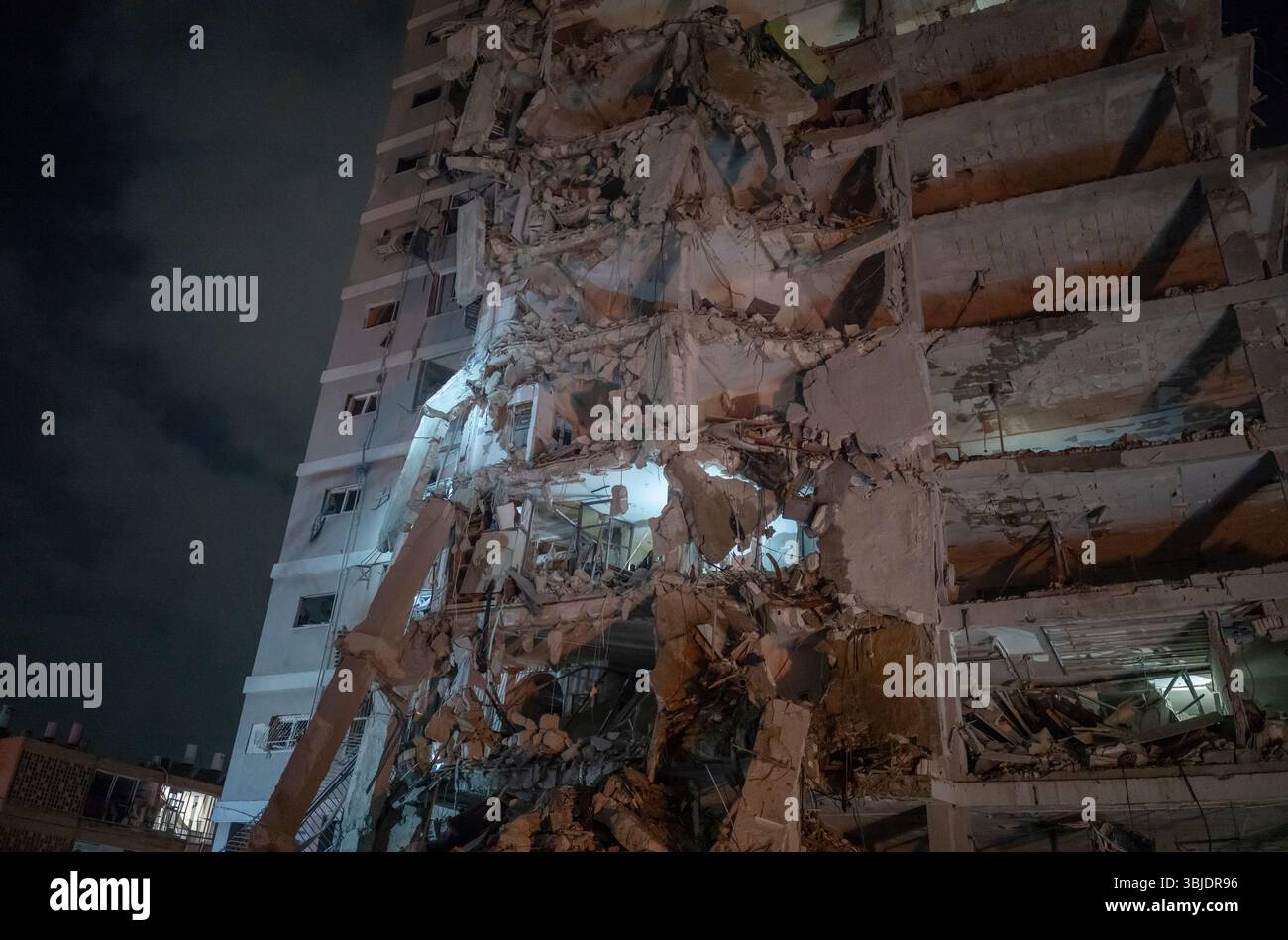 Bat Yam, Israel. 15th June, 2025. Israeli search and rescue IDF ...