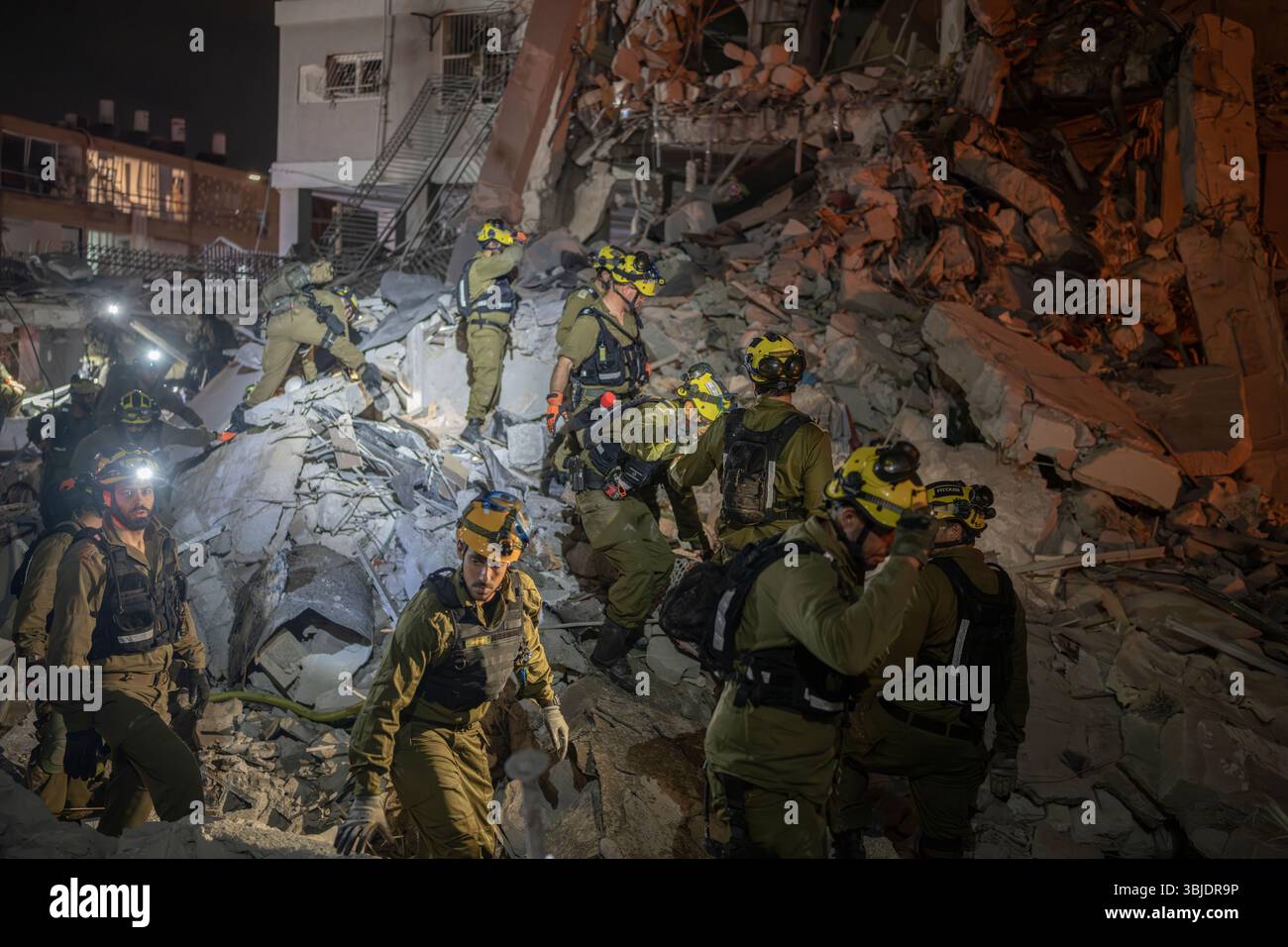 Bat Yam, Israel. 15th June, 2025. Israeli search and rescue IDF ...