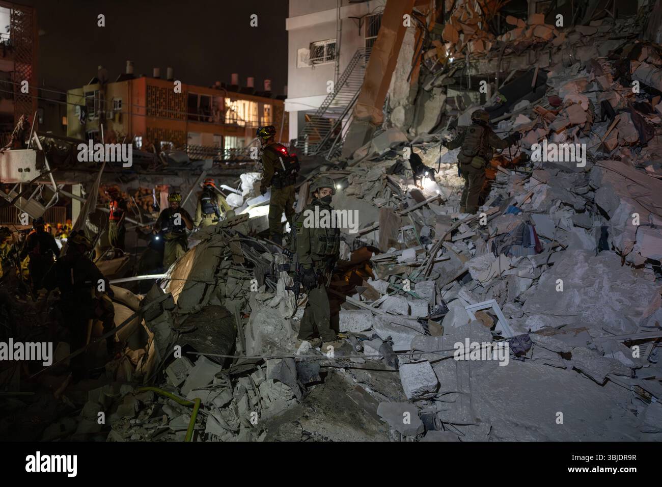 Bat Yam, Israel. 15th June, 2025. Israeli search and rescue IDF ...