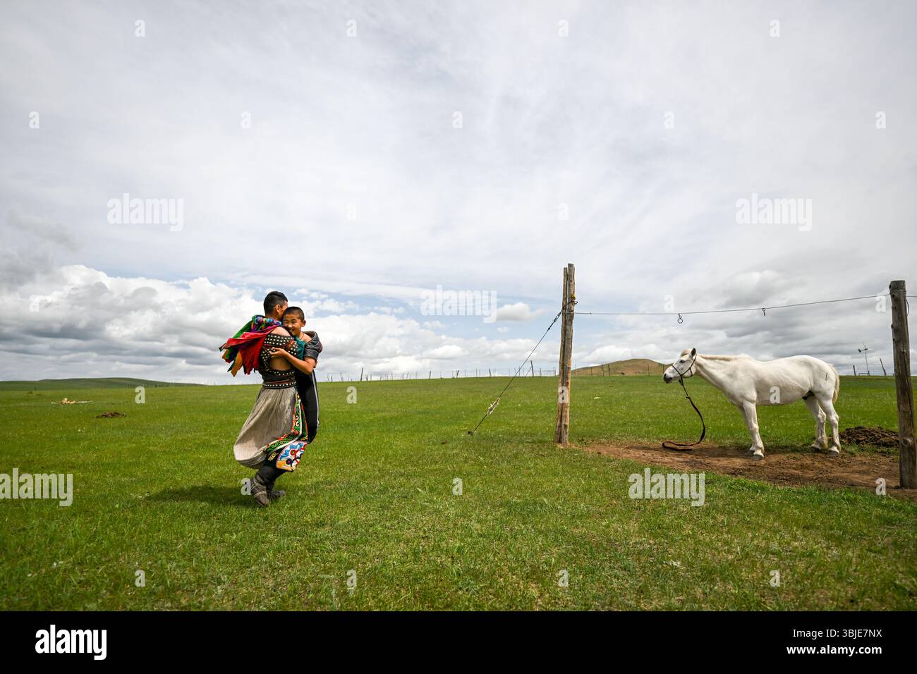 (250615) -- XILINGOL LEAGUE, June 15, 2025 (Xinhua) -- Urbuusan and his ...