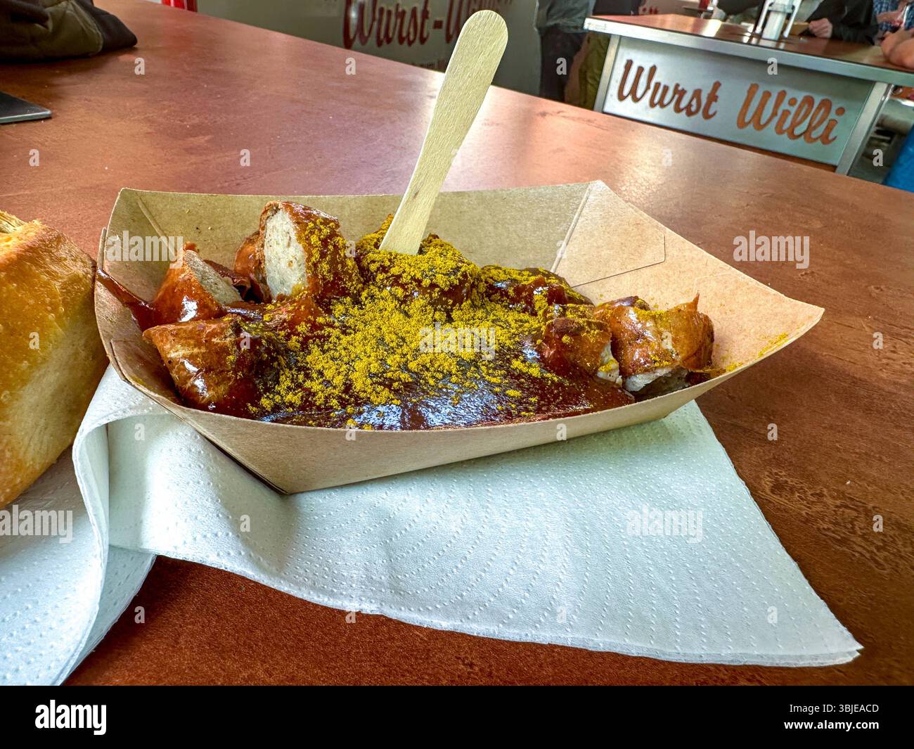 Currywurst mit Brötchen am Stand von Wurst willi, einer Dortmunder ...