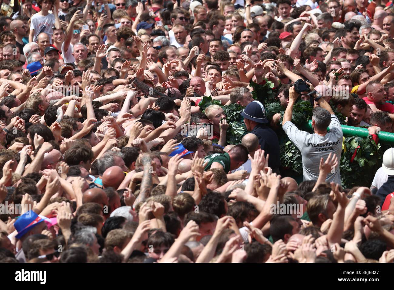 The dragon pictured during the 'Lumecon' fight at the Ducasse - Doudou ...