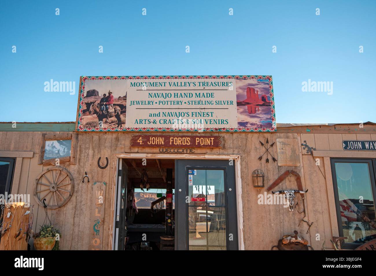 Navajo Arts and Crafts store at John Ford's Point, Monument Valley ...