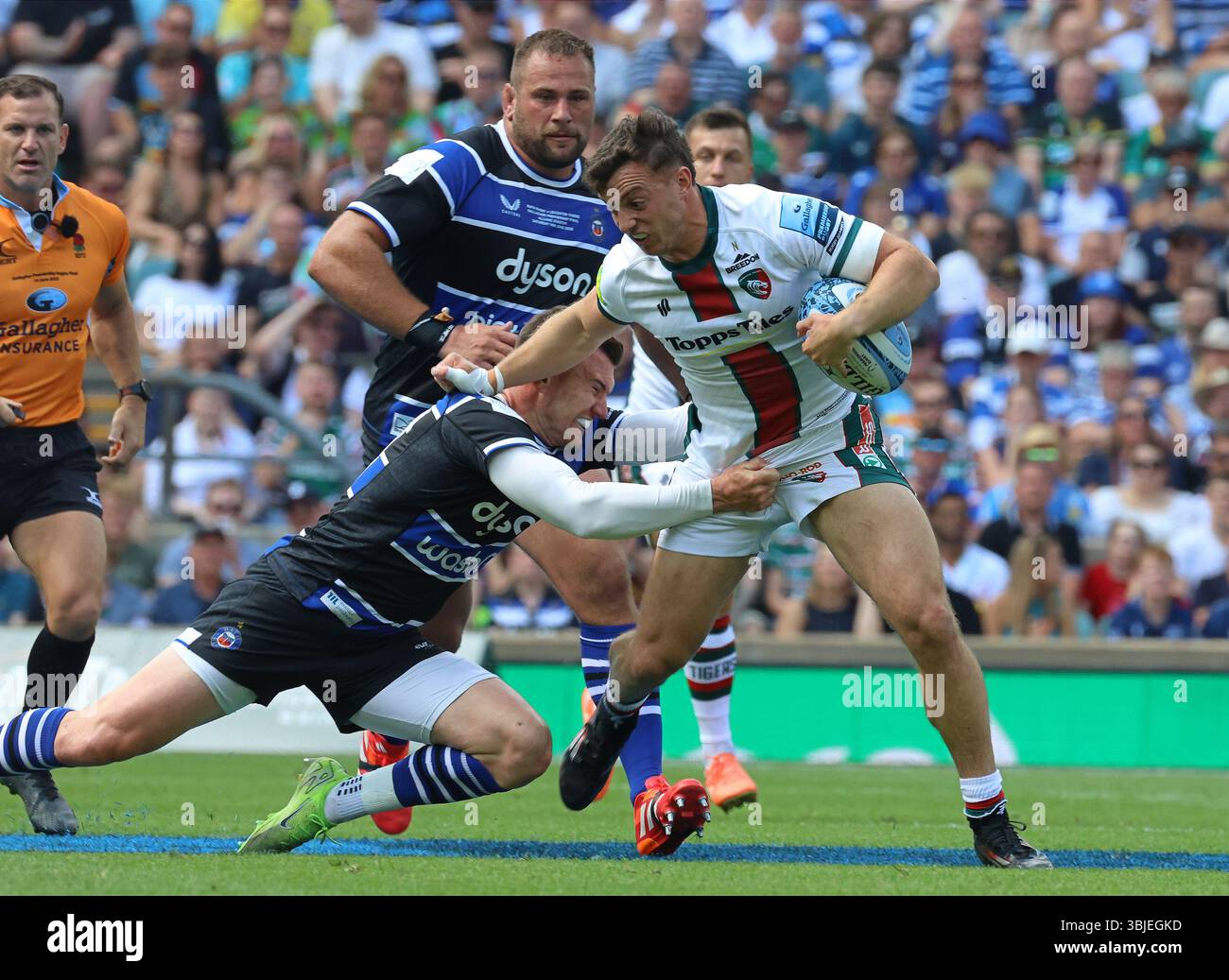 Bath’s Rugby Will Stuart(England) Adam Radwan of Leicester Tigers in ...