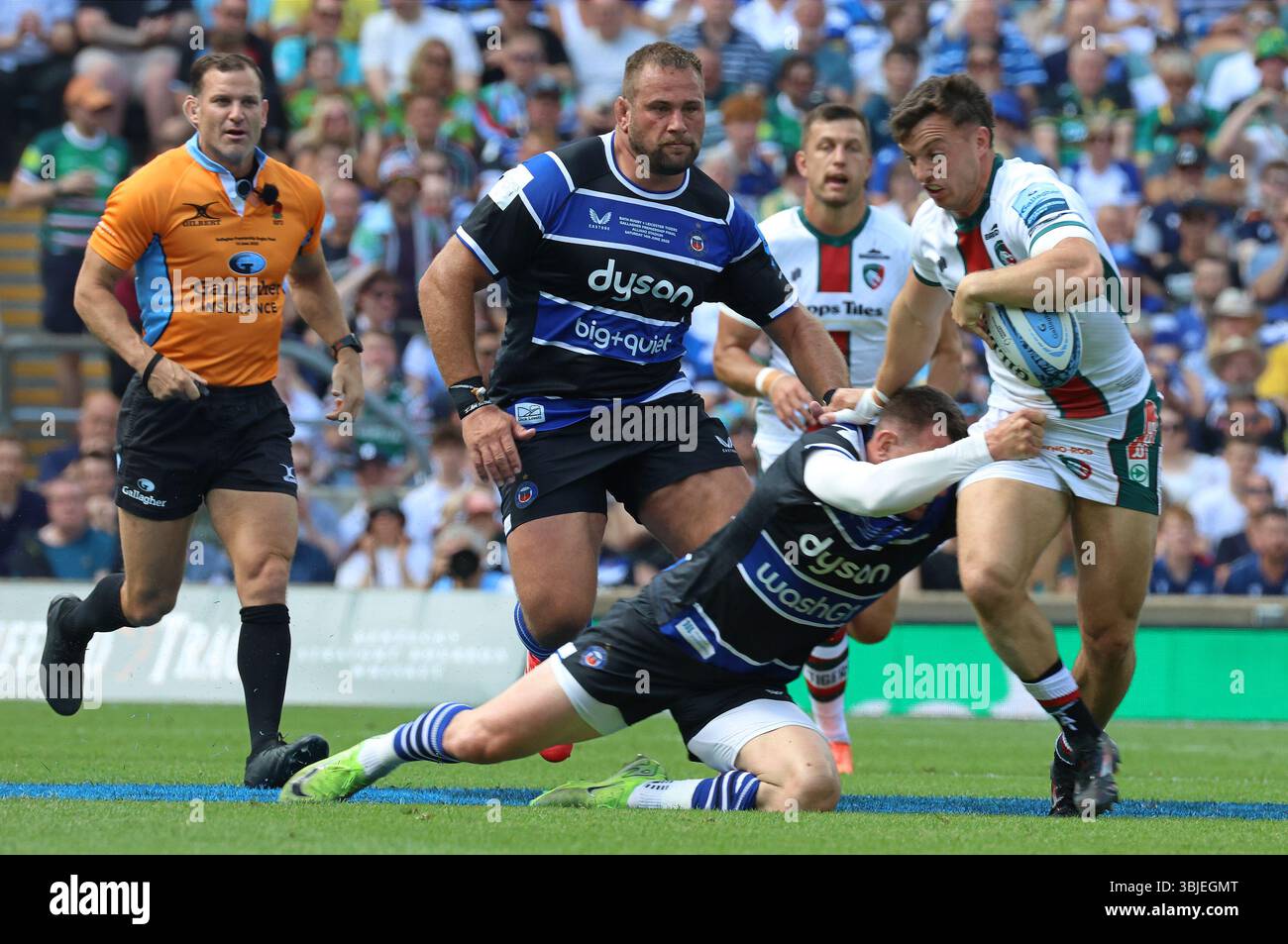 Bath’s Rugby Will Stuart(England) Adam Radwan of Leicester Tigers in ...