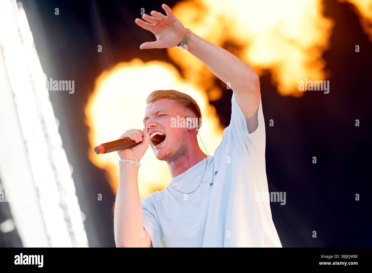 Sänger Julian Sommer tritt beim Festival Inselfieber im Außengelände ...