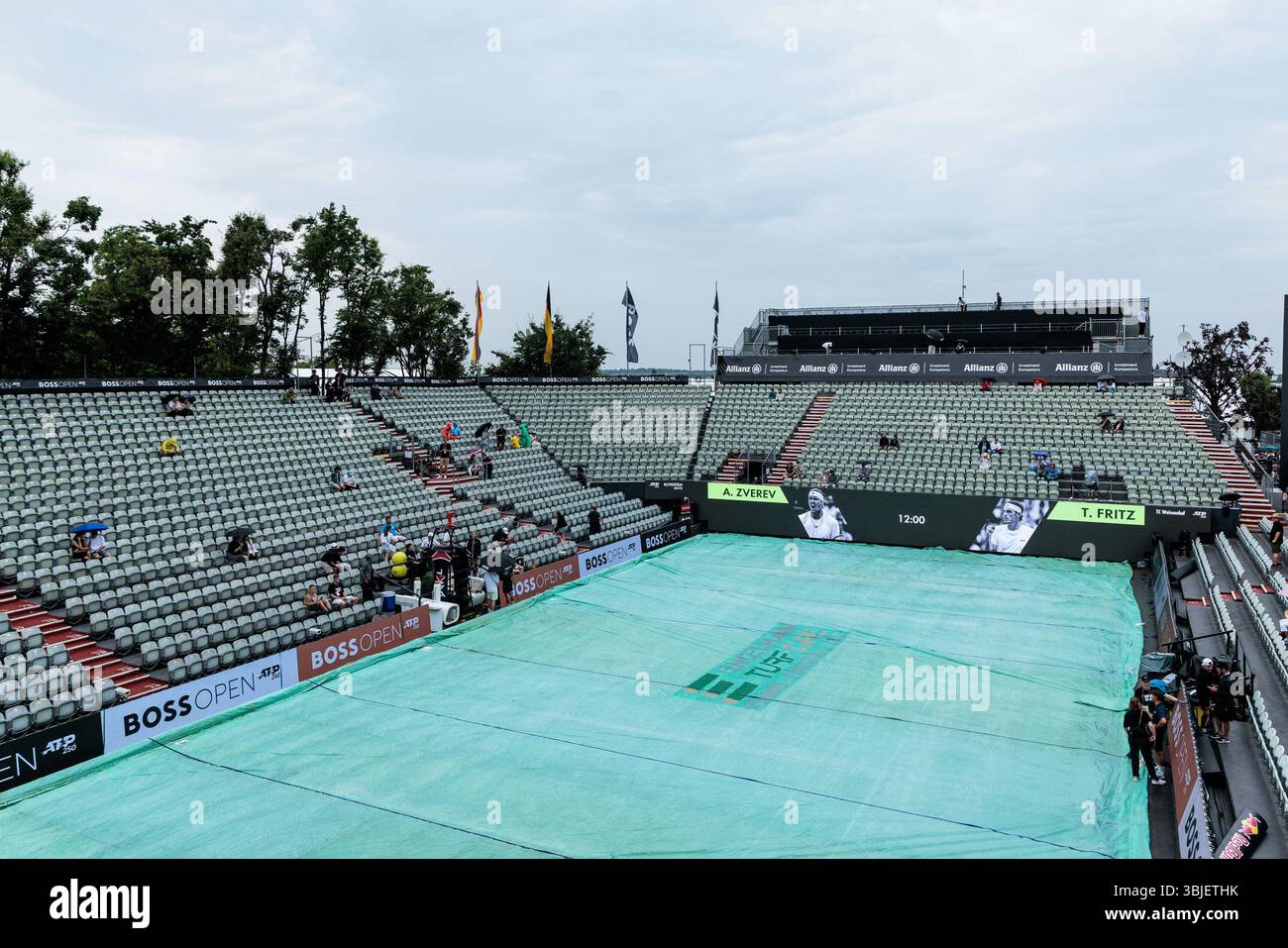 Regenpause, der Rasen ist abgedeckt BOSS OPEN ATP250; Stuttgart ...