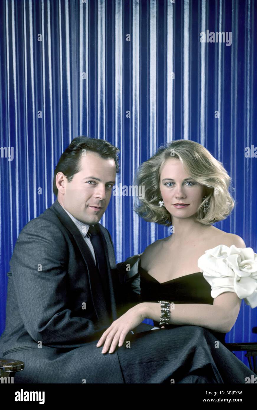 CYBILL SHEPHERD and BRUCE WILLIS in MOONLIGHTING (1985). Credit: ABC / Album Stock Photo - Alamy