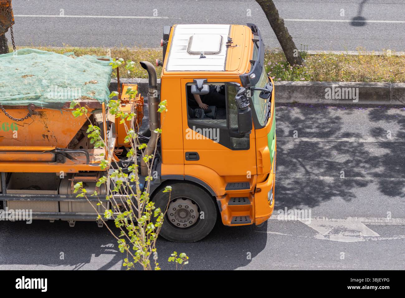 Skip truck hi-res stock photography and images - Alamy