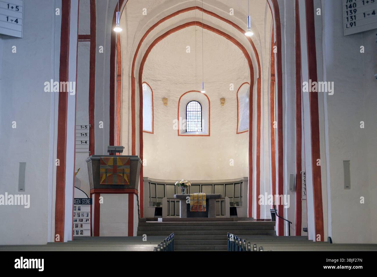 Blick in das Innere der Nikolaikirche in Siegen. Kirche im Siegerland am 15.06.2025 in Siegen ...