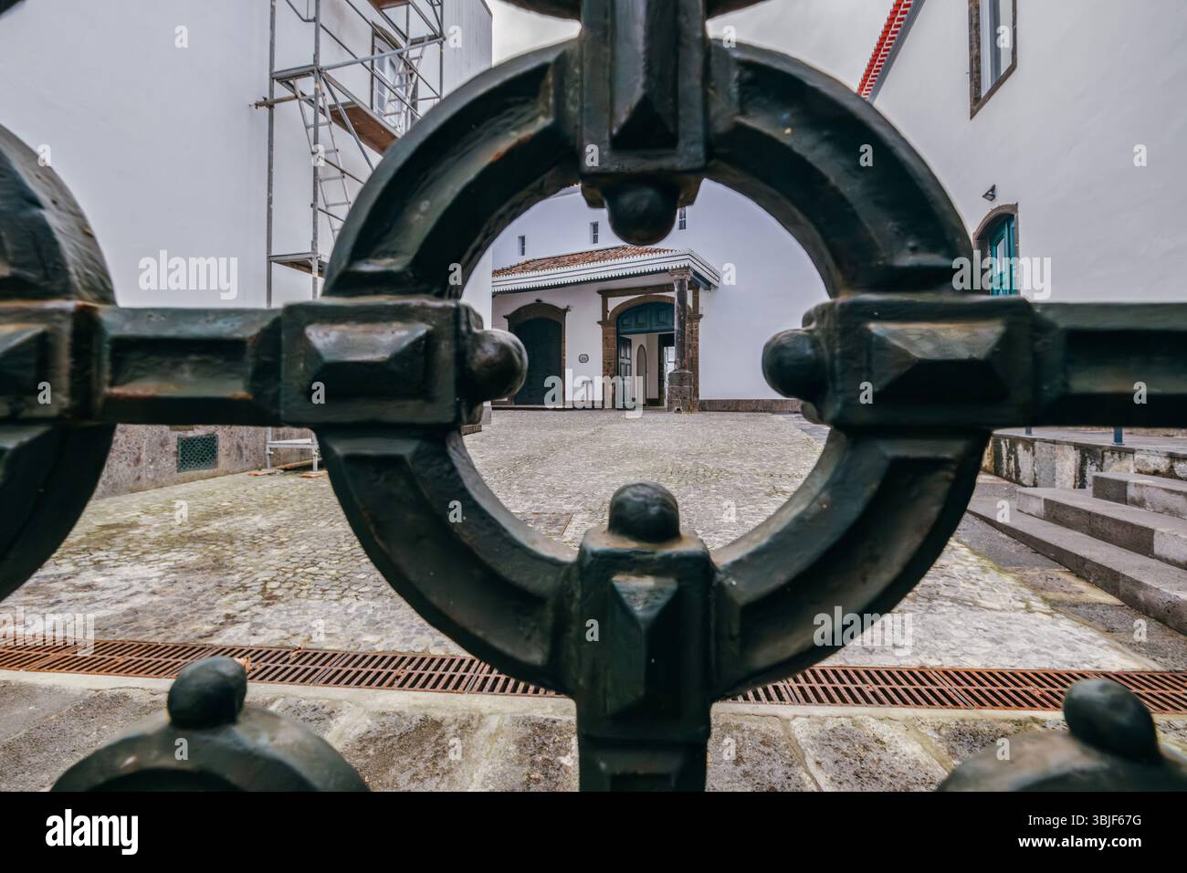 Wrought iron archway hi-res stock photography and images - Alamy