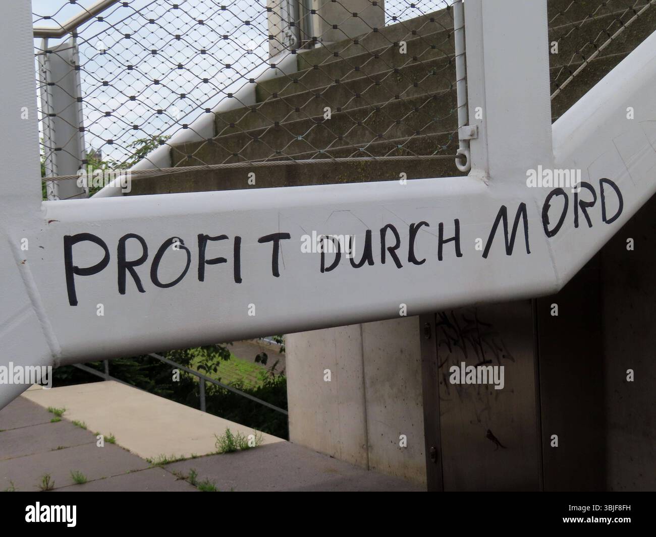 ...Sinnspruch auf einen Brueckentraeger geschrieben... Graffiti an ...