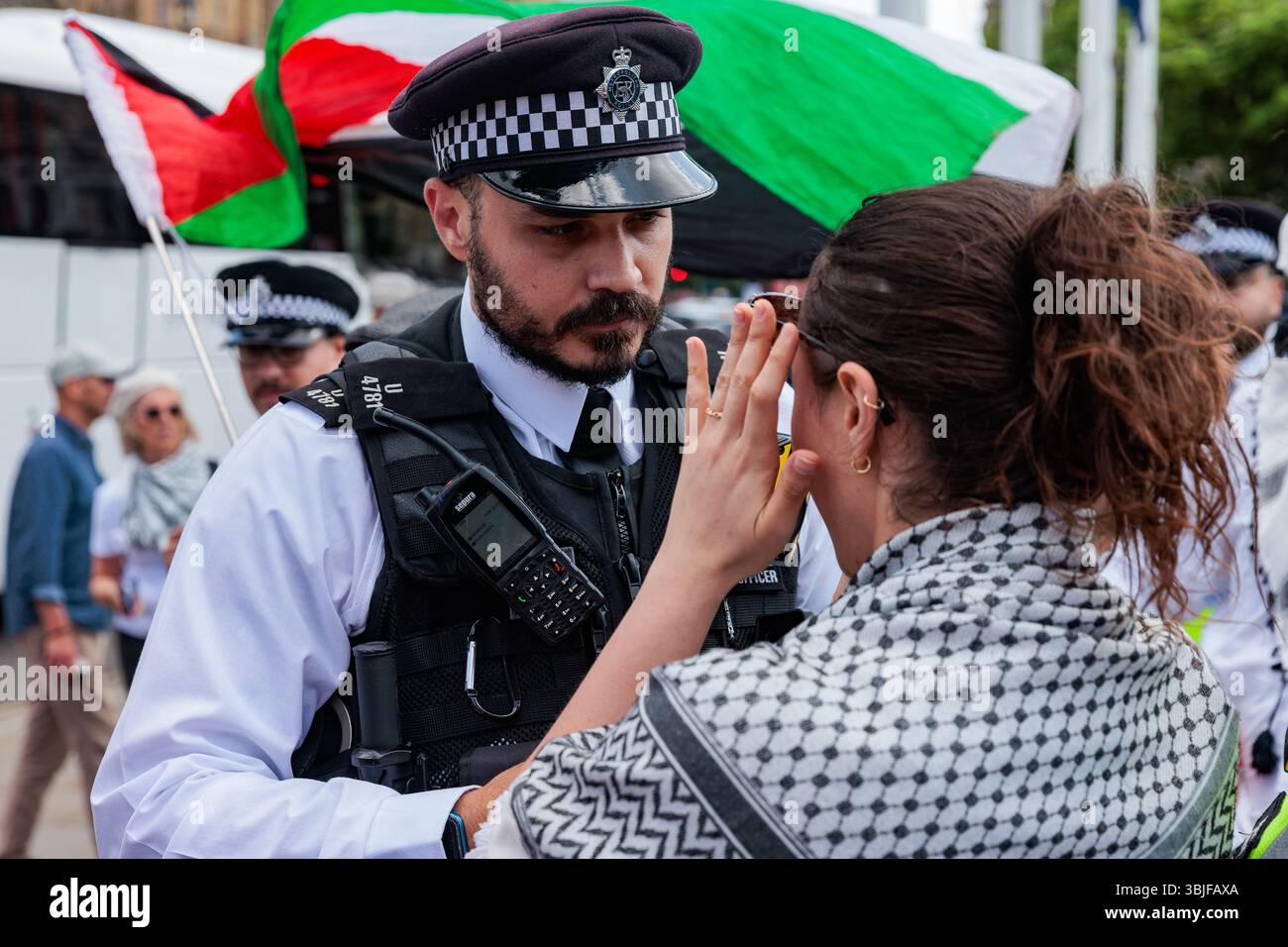 London, UK. 14th June, 2025. A Metropolitan Police officer speaks to a ...