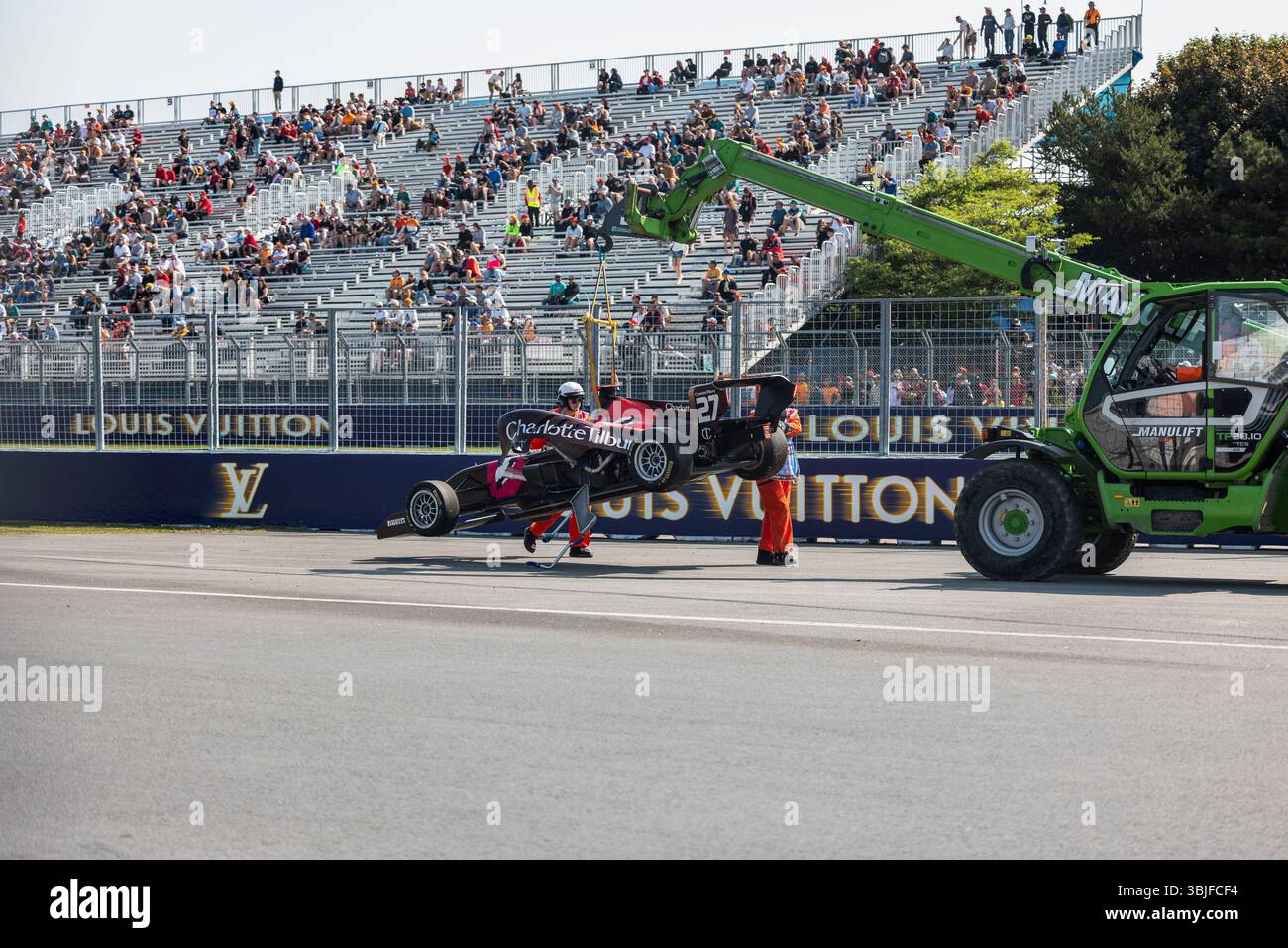 Crash 27 CHONG Chloé (gbr), Rodin Motorsport, F4-T421, action during ...