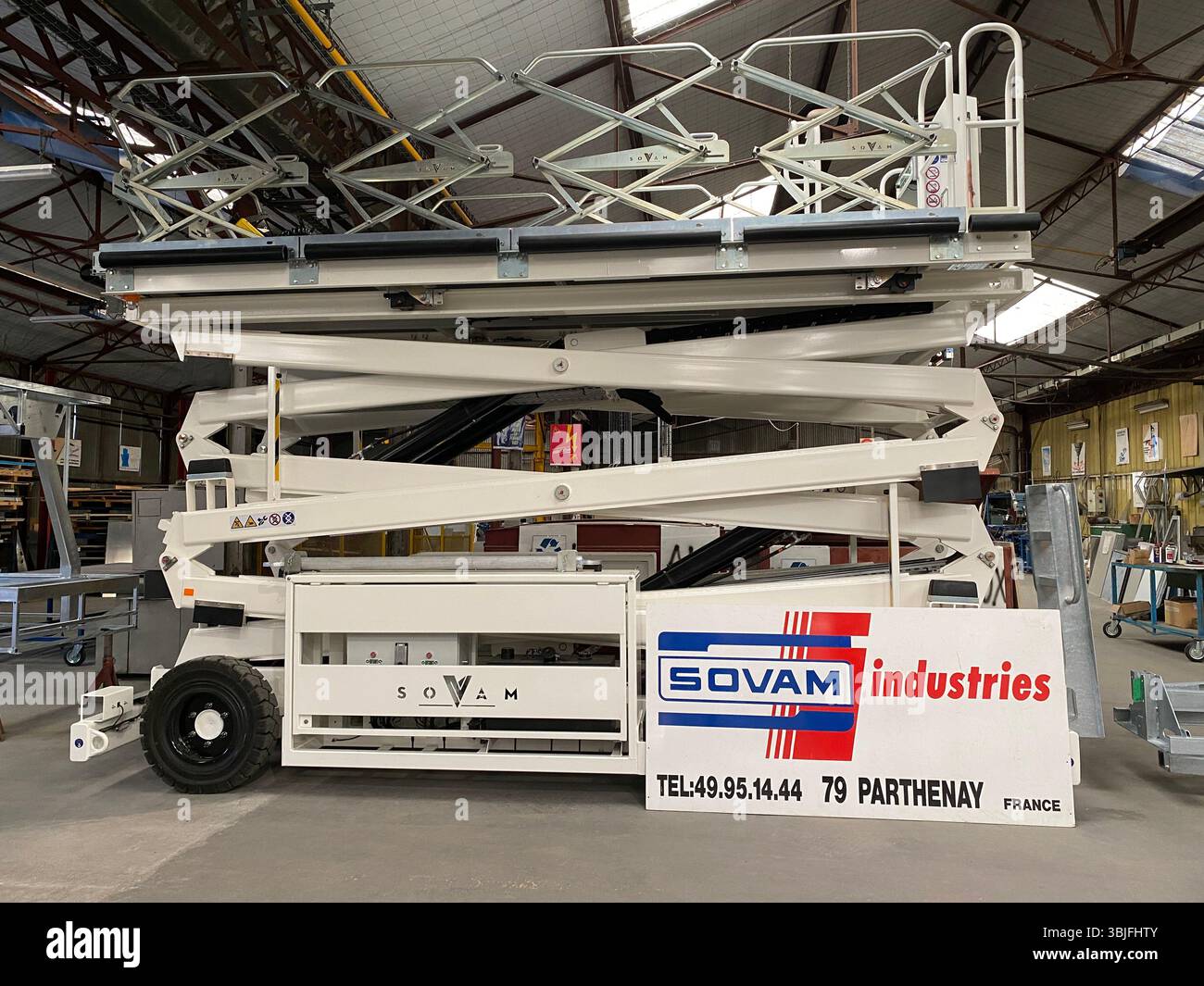 Airline lifting equipment hi-res stock photography and images - Alamy