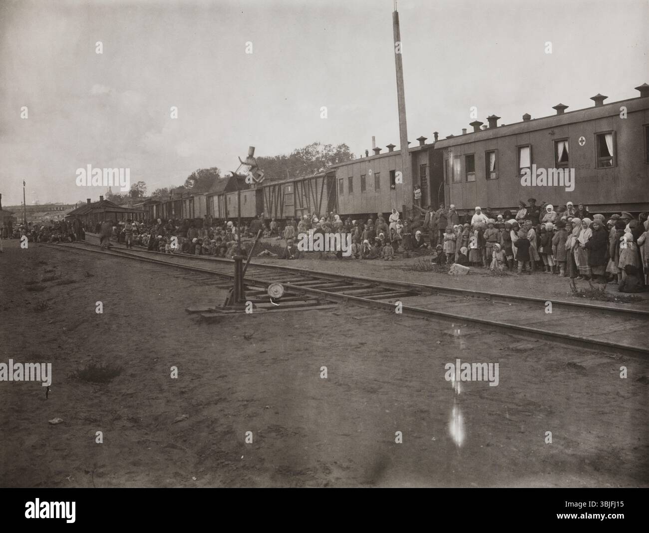 Children wait at the station in Samara (Kuybyshev) to receive food ...