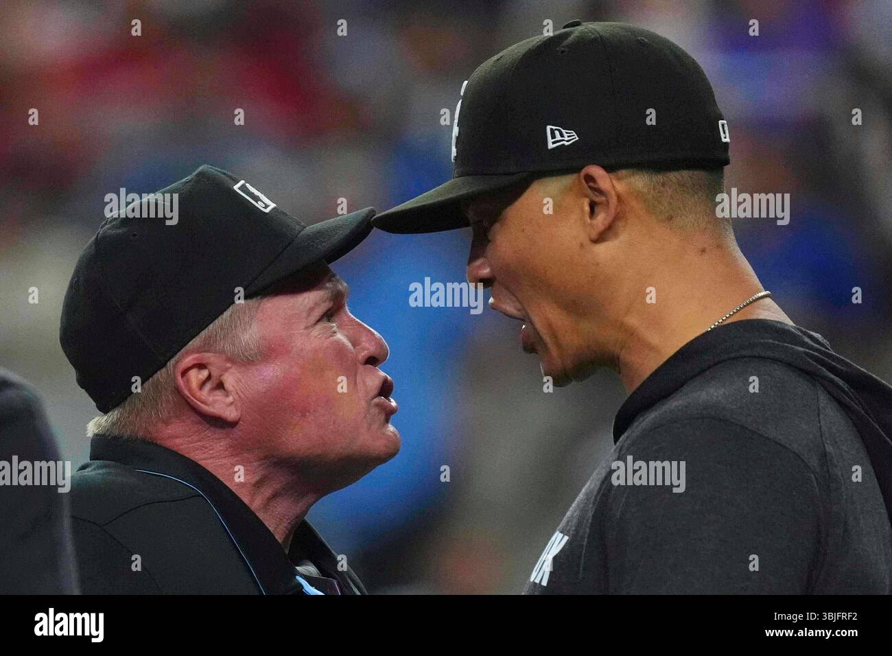 Chicago White Sox manager Will Venable, right, argues with umpire ...