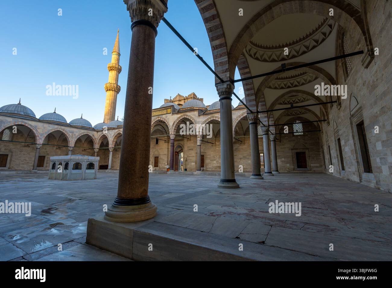 The interior of the Sultan Suleymaniye Mosque. Religion Stock Photo - Alamy