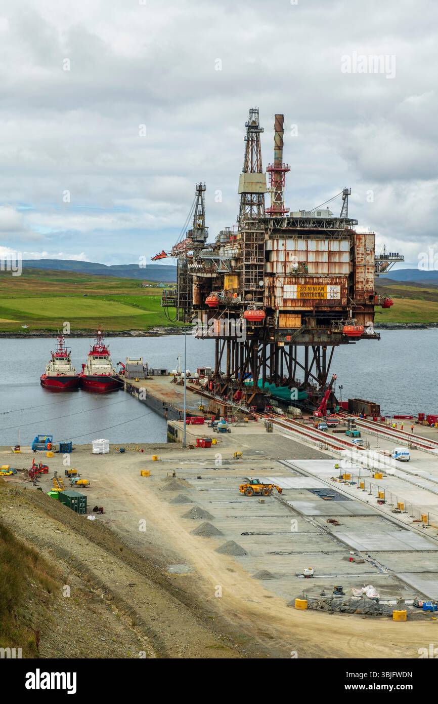 Ninian North platform topside arrives at Dales Voe Base, Shetland, for ...