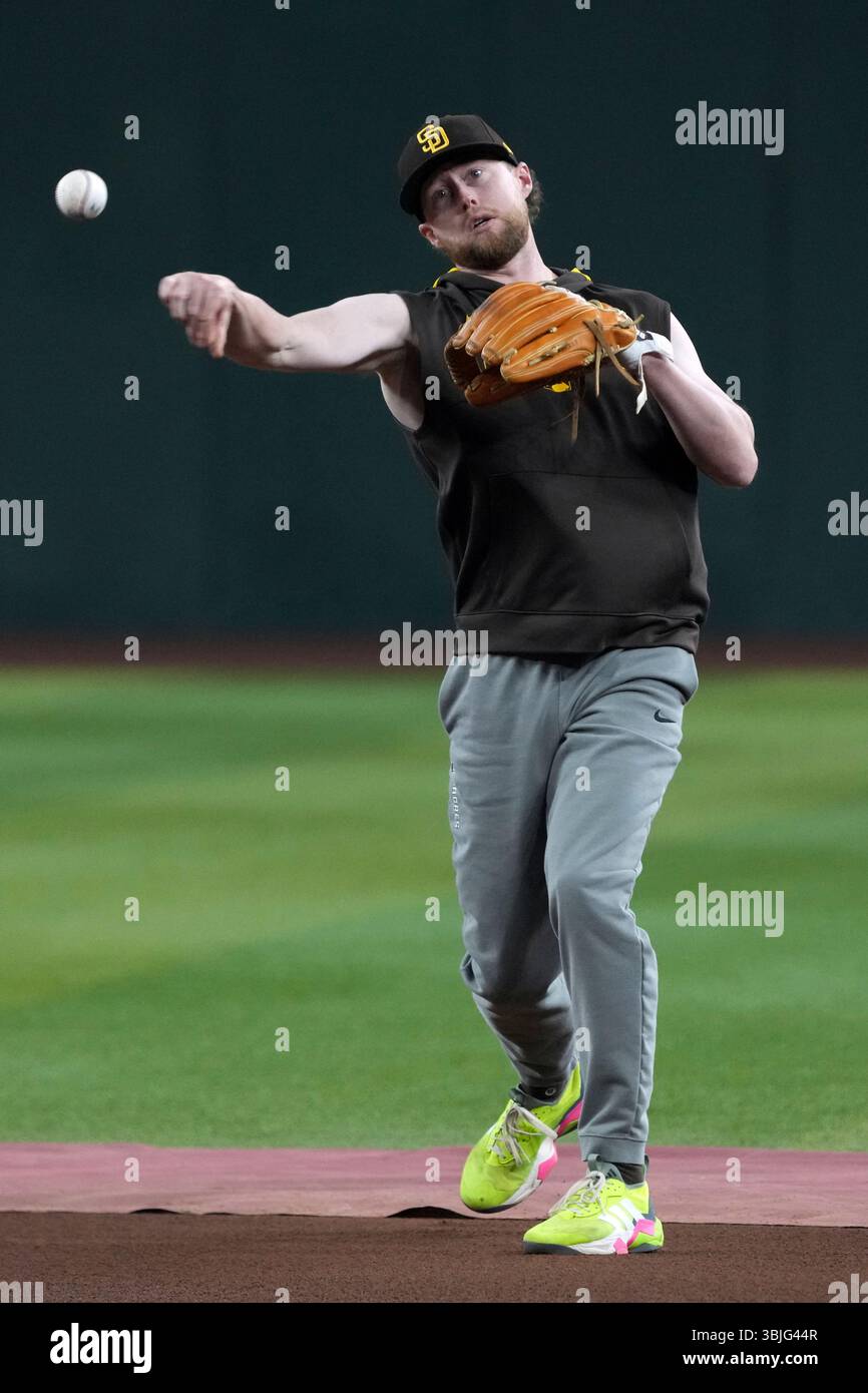 San Diego Padres second base Jake Cronenworth (9) gets ready for a ...