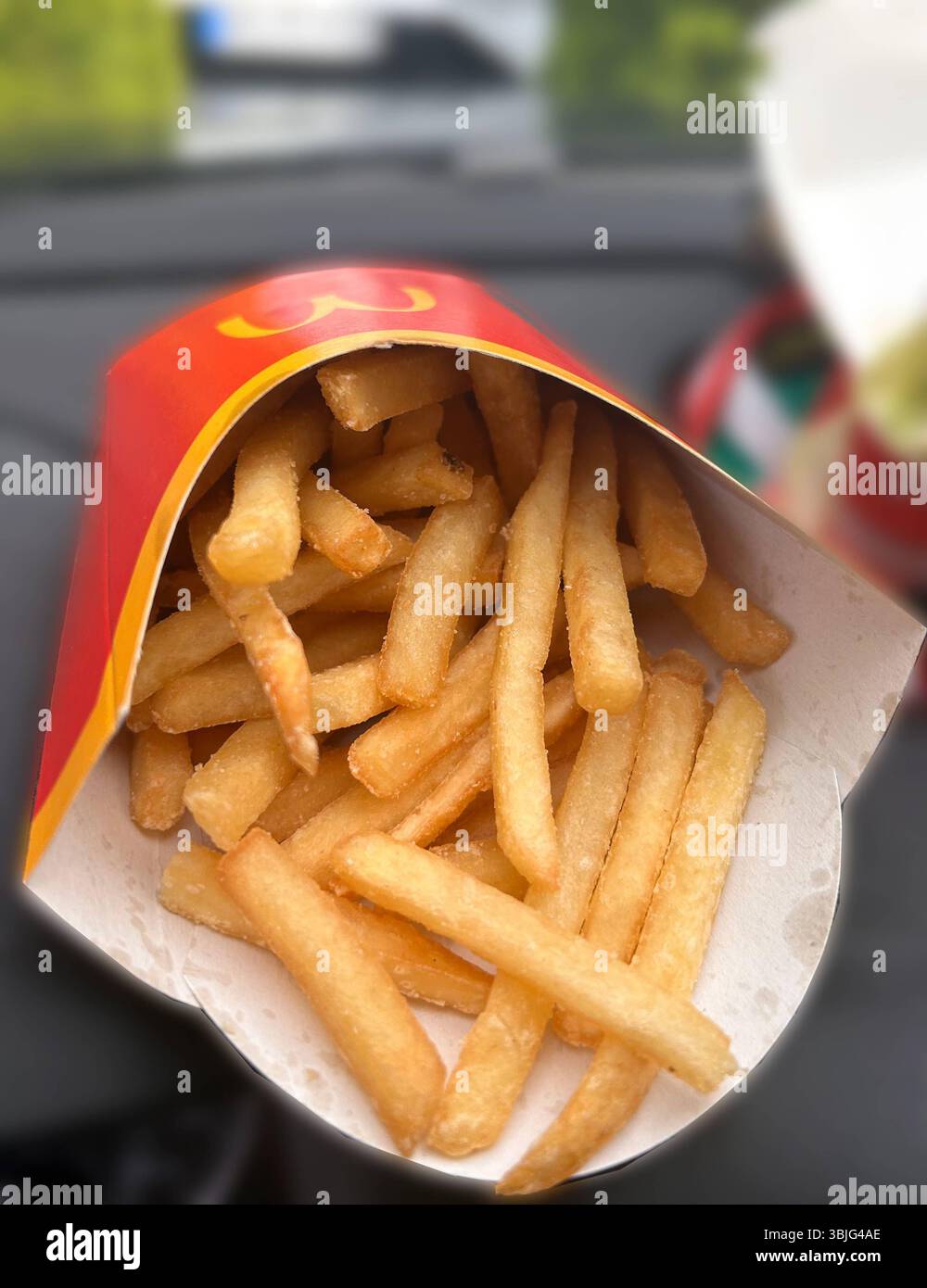 Hier der Blick auf eine Packung, Portion Pommes Frites, Pommes von ...