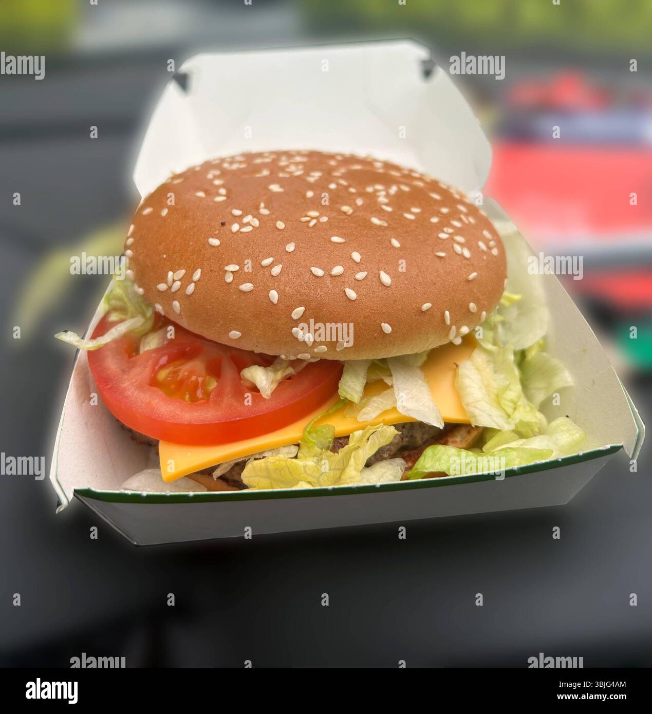 Hier der Blick auf einen Hamburger Royal TS Burger von McDonalds ...