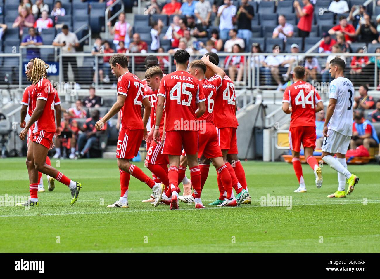Jubel der Bayern nach dem Treffer zum 8-0 durch. Jamal MUSIALA (FC ...
