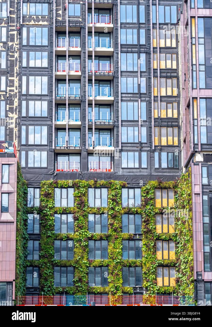 Wohnhochhaus Galaxy Tower Hochhaus, Büro, Hotel, Wohnungen, am HBF, Aufbau der begrünten Fassade ...