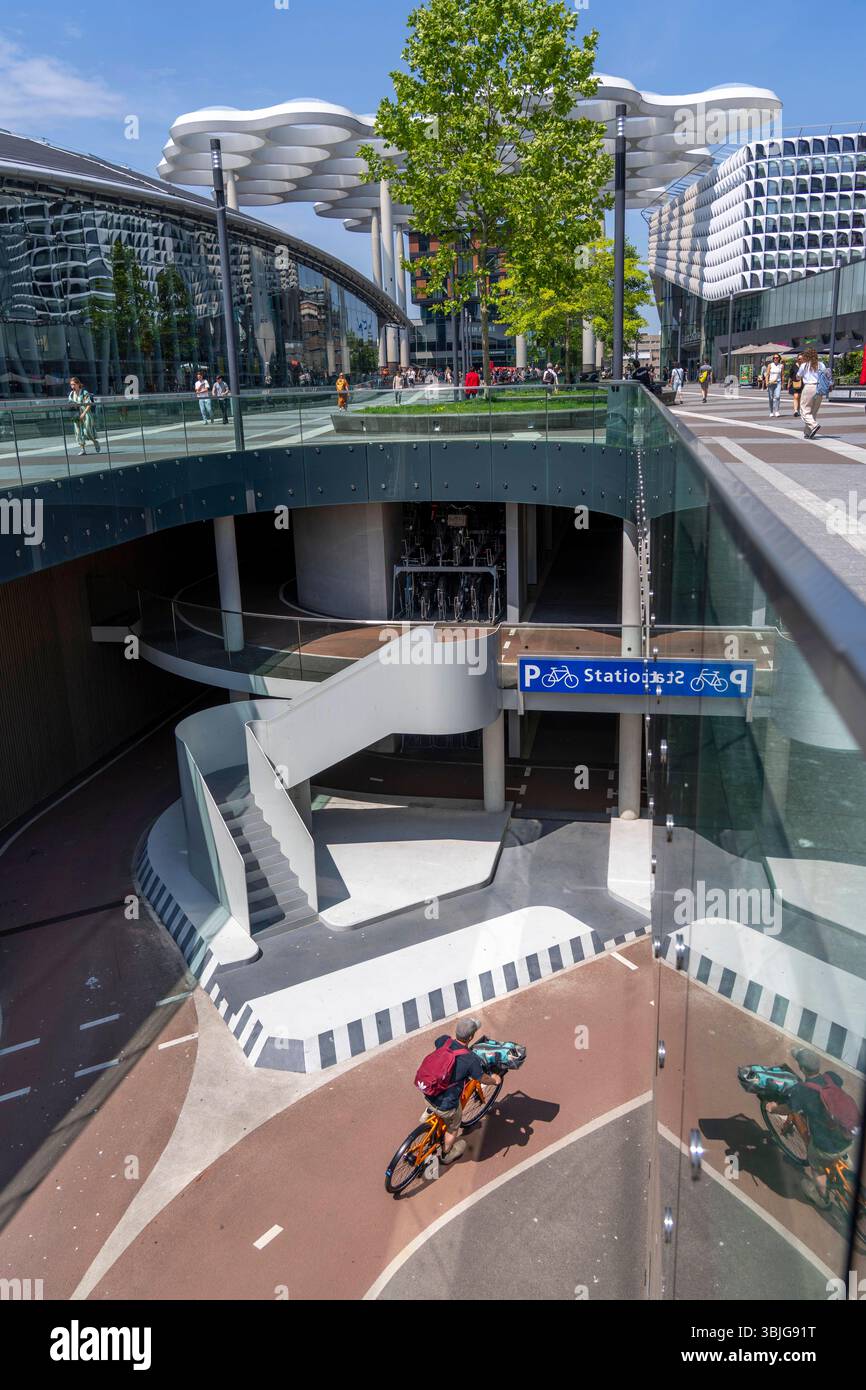 Ein- und Ausfahrt zum zentralen Fahrradparkhaus am Stationsplein, dem ...