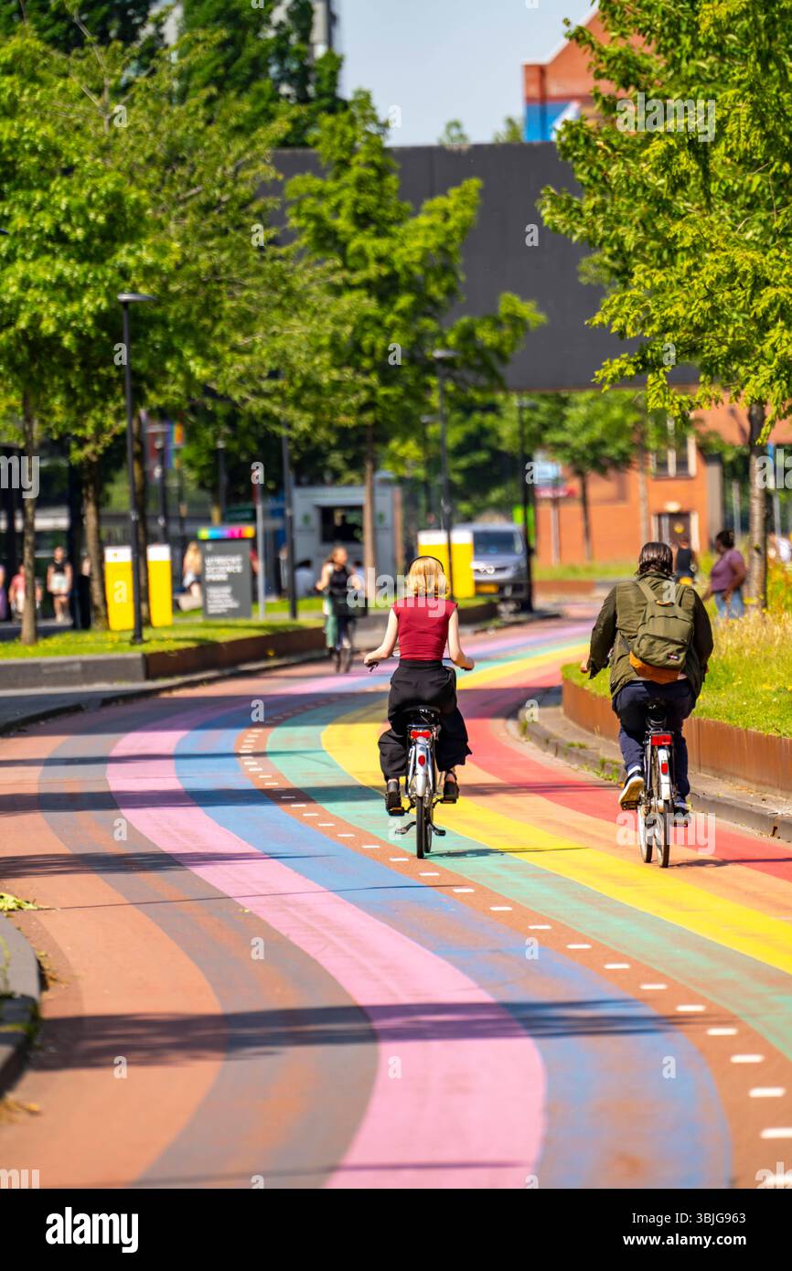 Regenbogen-Radweg durch das Universitätsgelände im Utrecht Science Park ...
