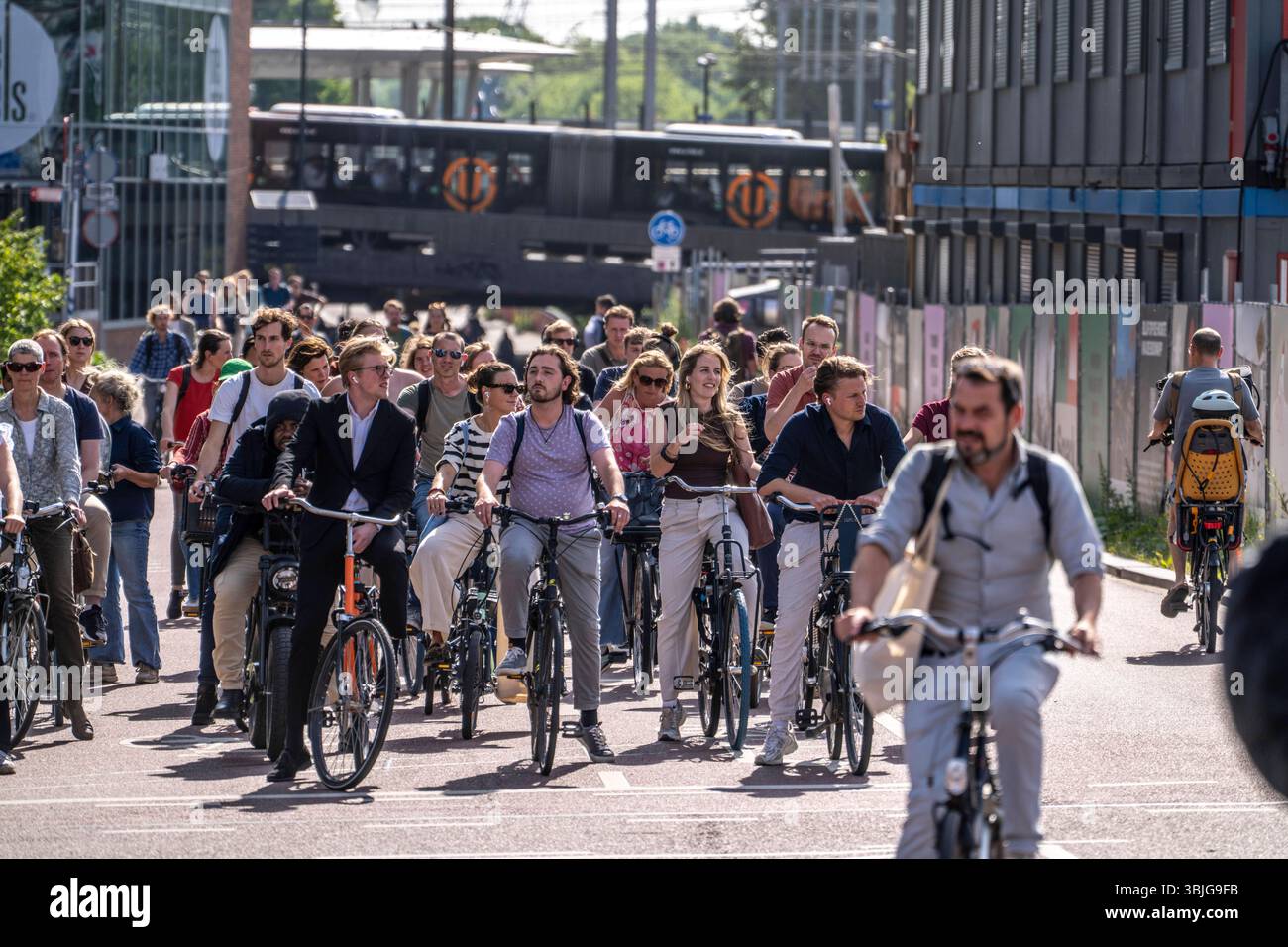 Zentraler Radweg an der Vredenburg, hinten HBF, Utrecht Centraal, in ...