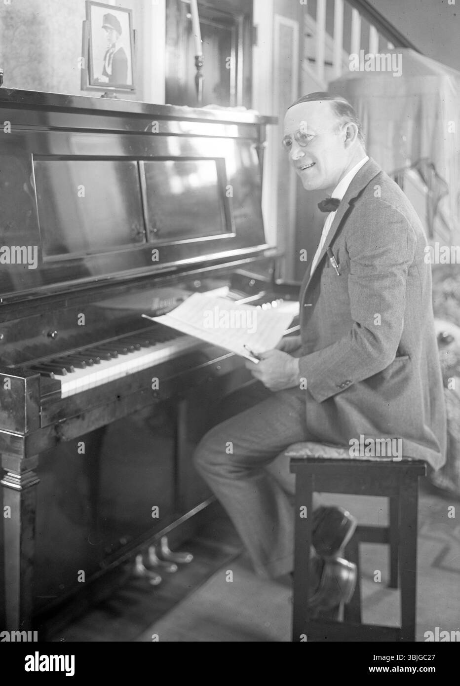 Ernie Hare, Thomas Ernest Hare (1883 – 1939) American singer Stock ...