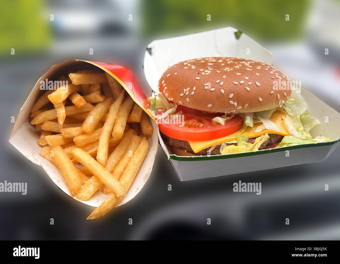 Deutschland. 15th June, 2025. Hier der Blick auf einen Hamburger Royal ...