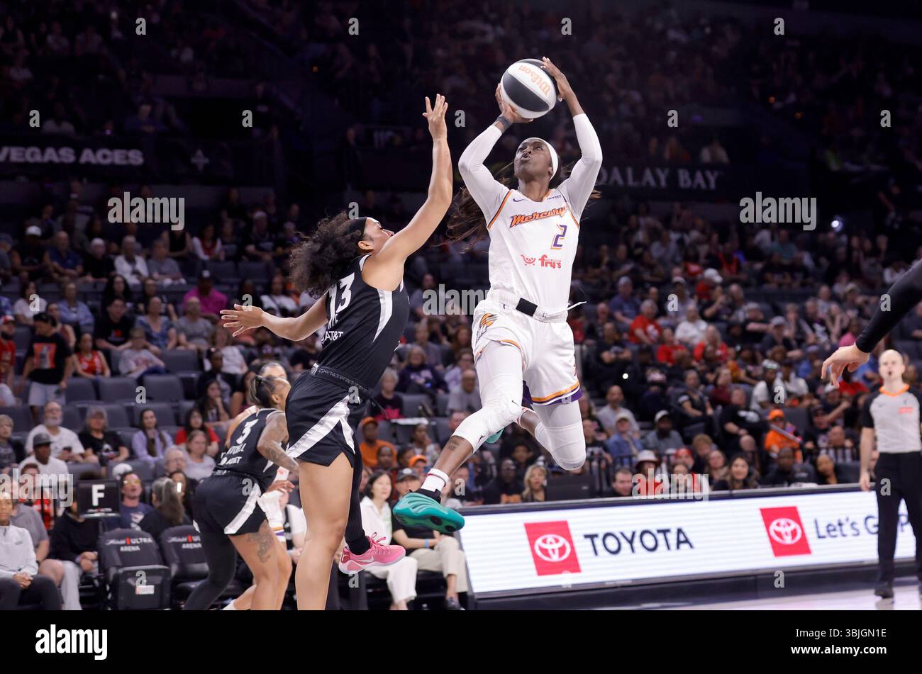 Phoenix Mercury guard Kahleah Copper (2) goes to the basket against Las ...