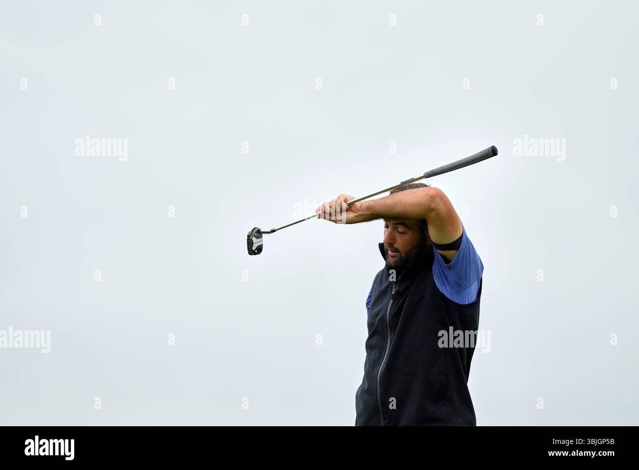 Scottie Scheffler wipes his brow on the 18th green after finishing the ...