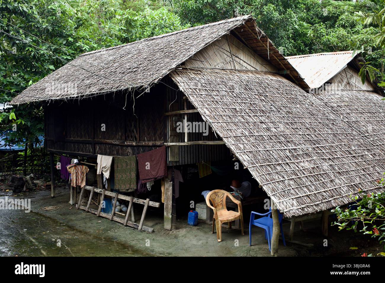 House bamboo thatched walls hi-res stock photography and images - Alamy