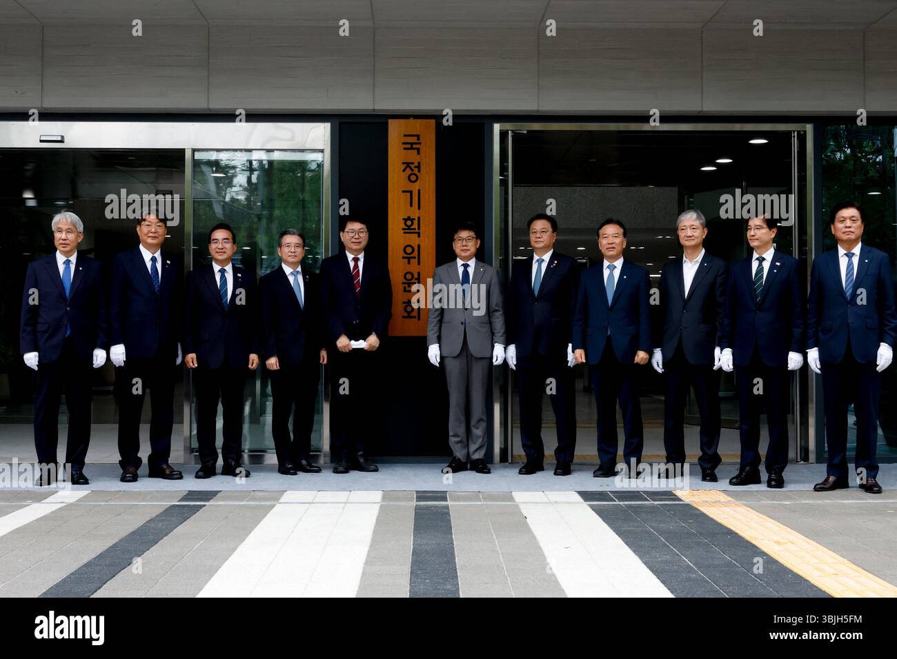 State affairs committee launched Lee Han-joo (5th from L), chief of the ...