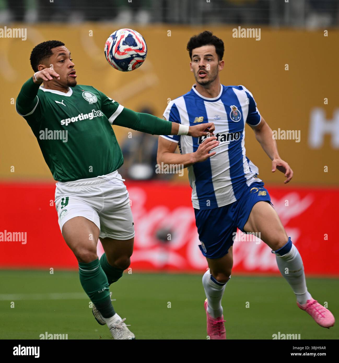 New Jersey, USA. 15th June, 2025. Palmeiras' Vitor Roque (L) vies for ...