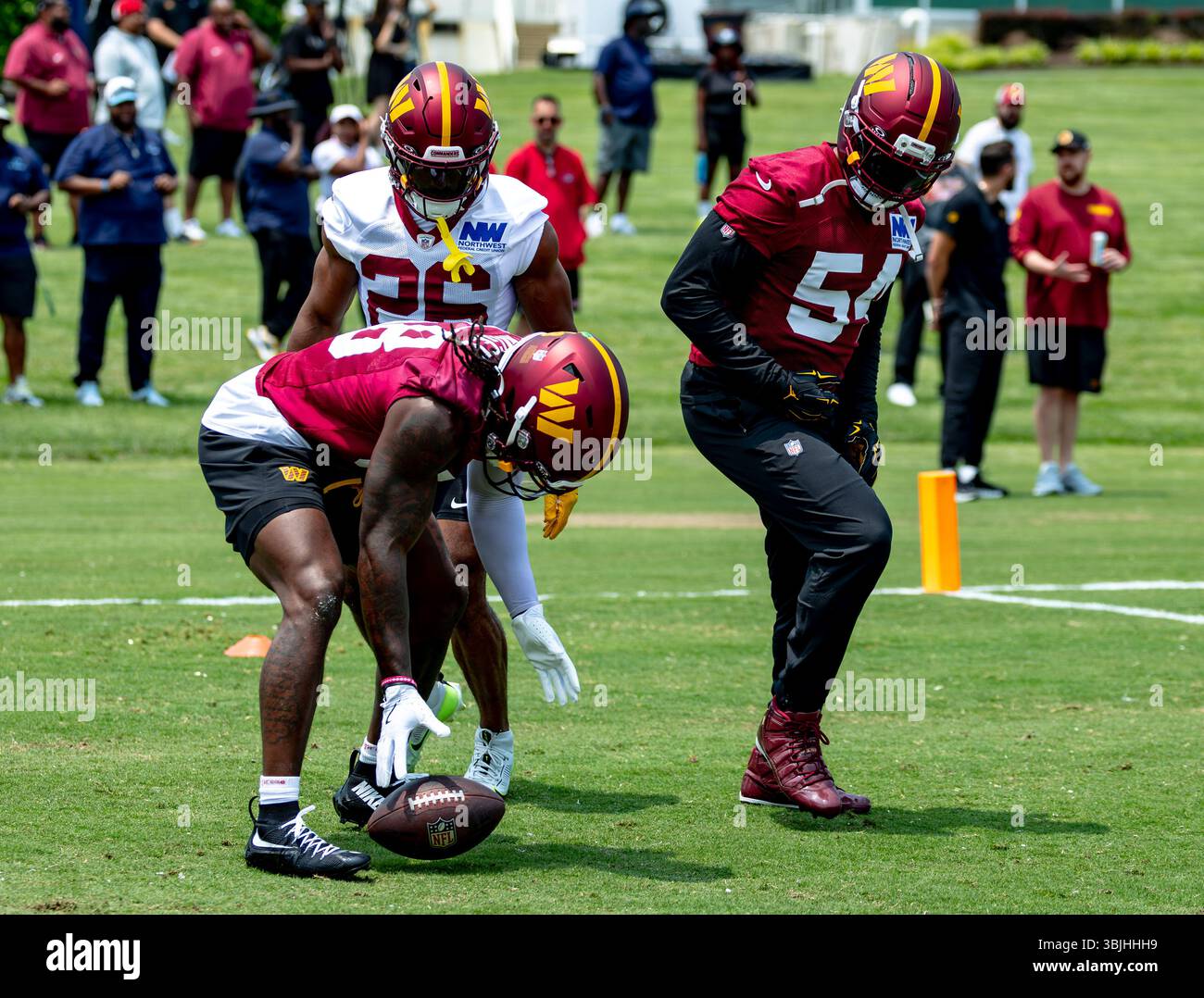 Washington Commanders linebacker Jordan Magee (58), linebacker Bobby Wagner (54) and running ...