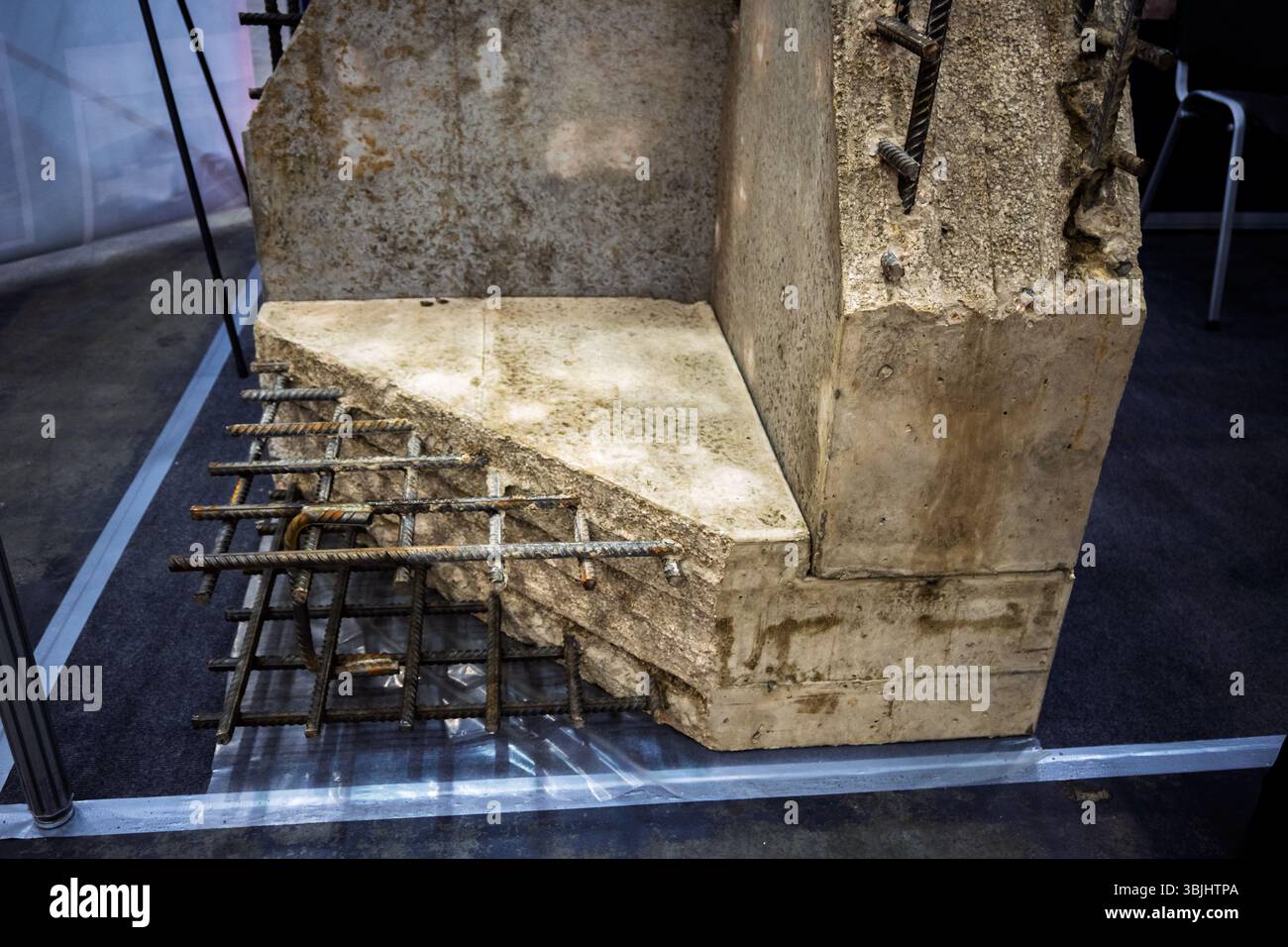 Exposed Concrete Wall Section Showing Reinforcement Stock Photo - Alamy