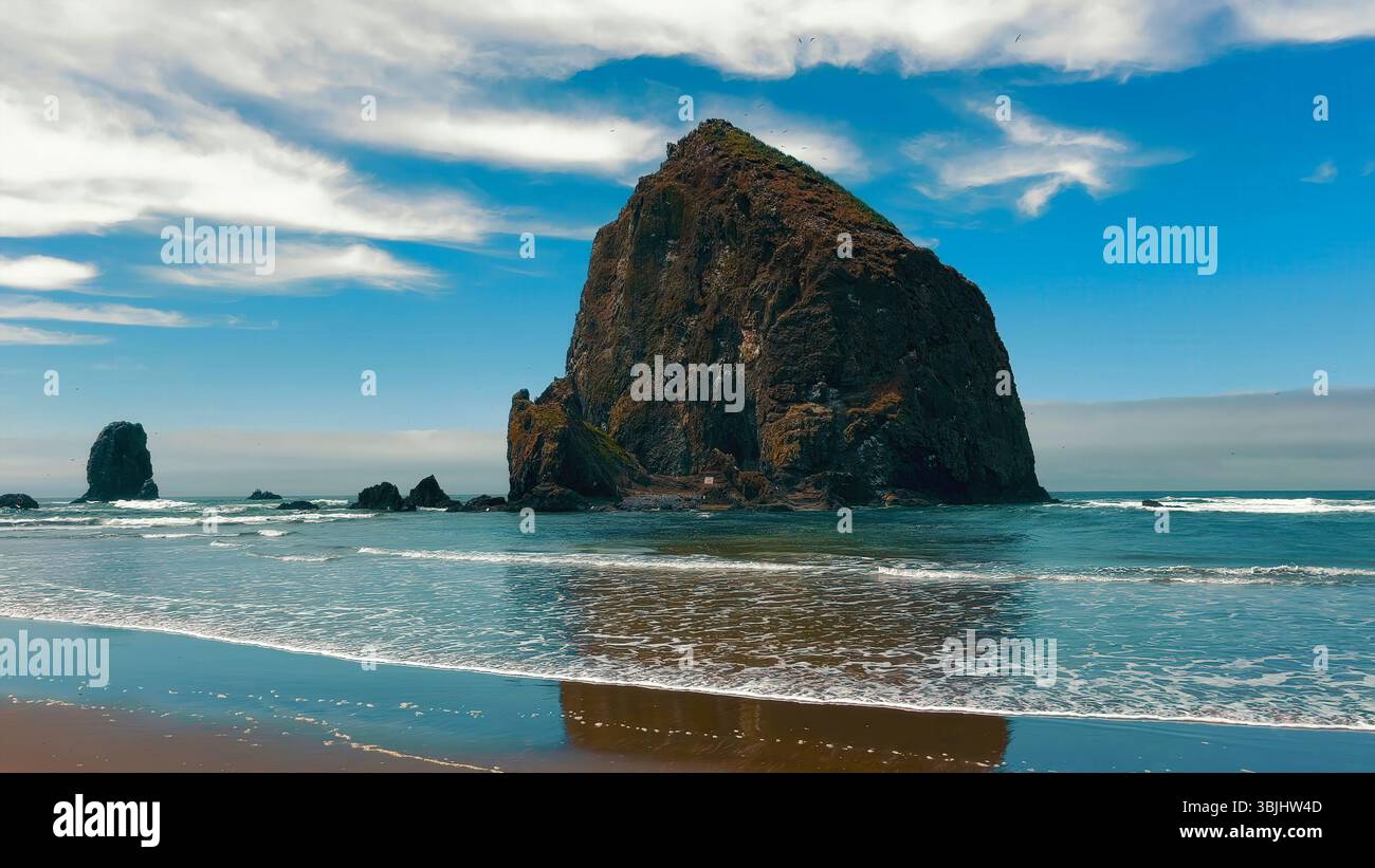 Ocean waves on rock shore hi-res stock photography and images - Alamy